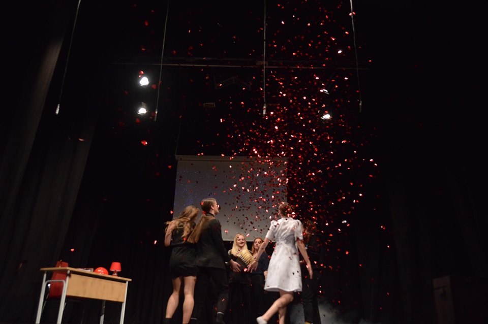 Oproštajna priredba maturanata SŠ Mate Balote u porečkom kazalištu ...