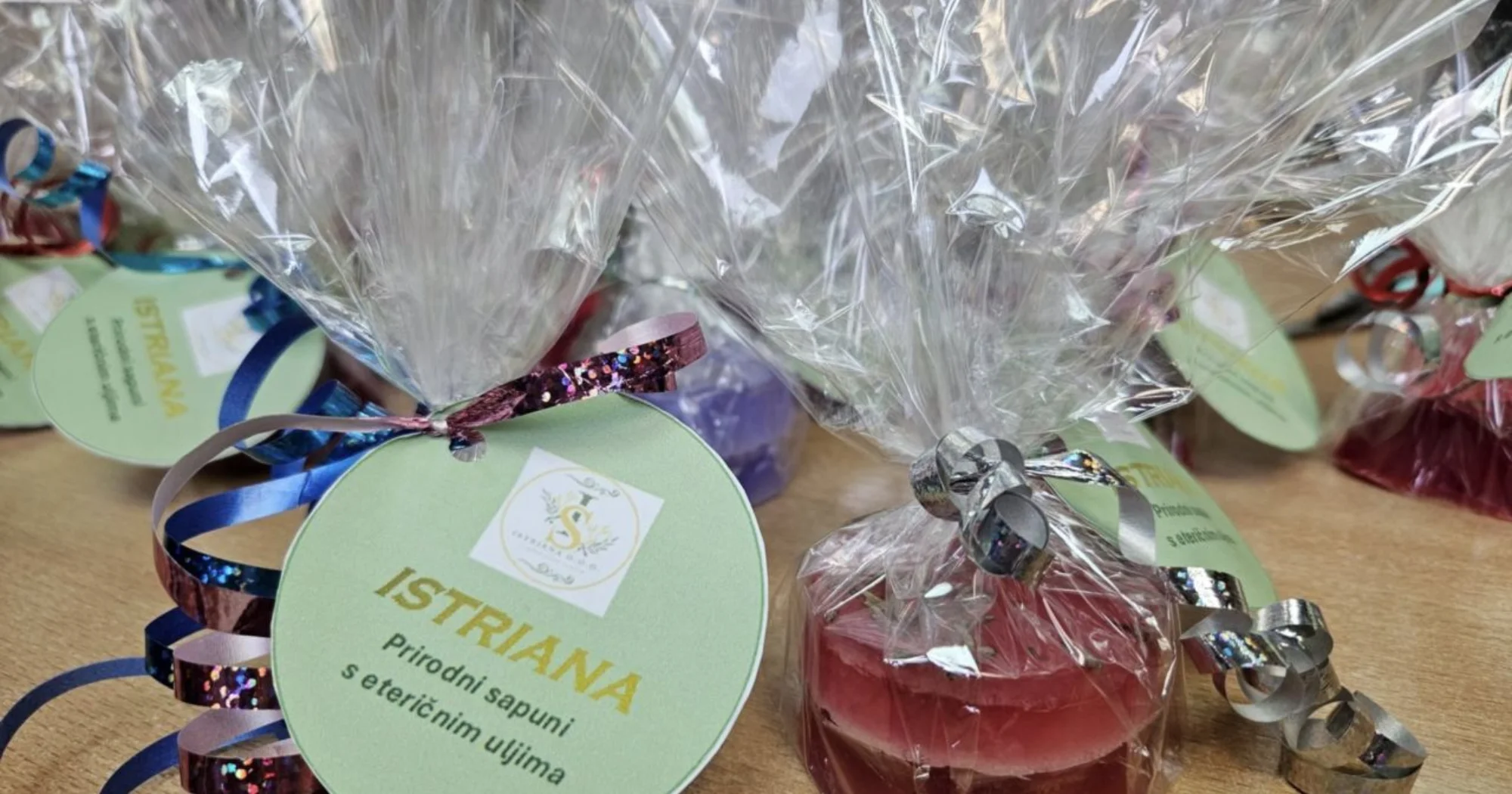 Srednja škola Mate Balote organizira prvi Balotin božićni sajam ...